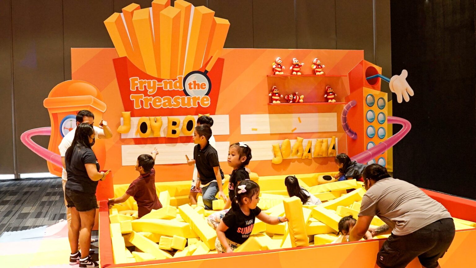 Parents and kids create special jolly memories at the Jollitown Kiddie ...